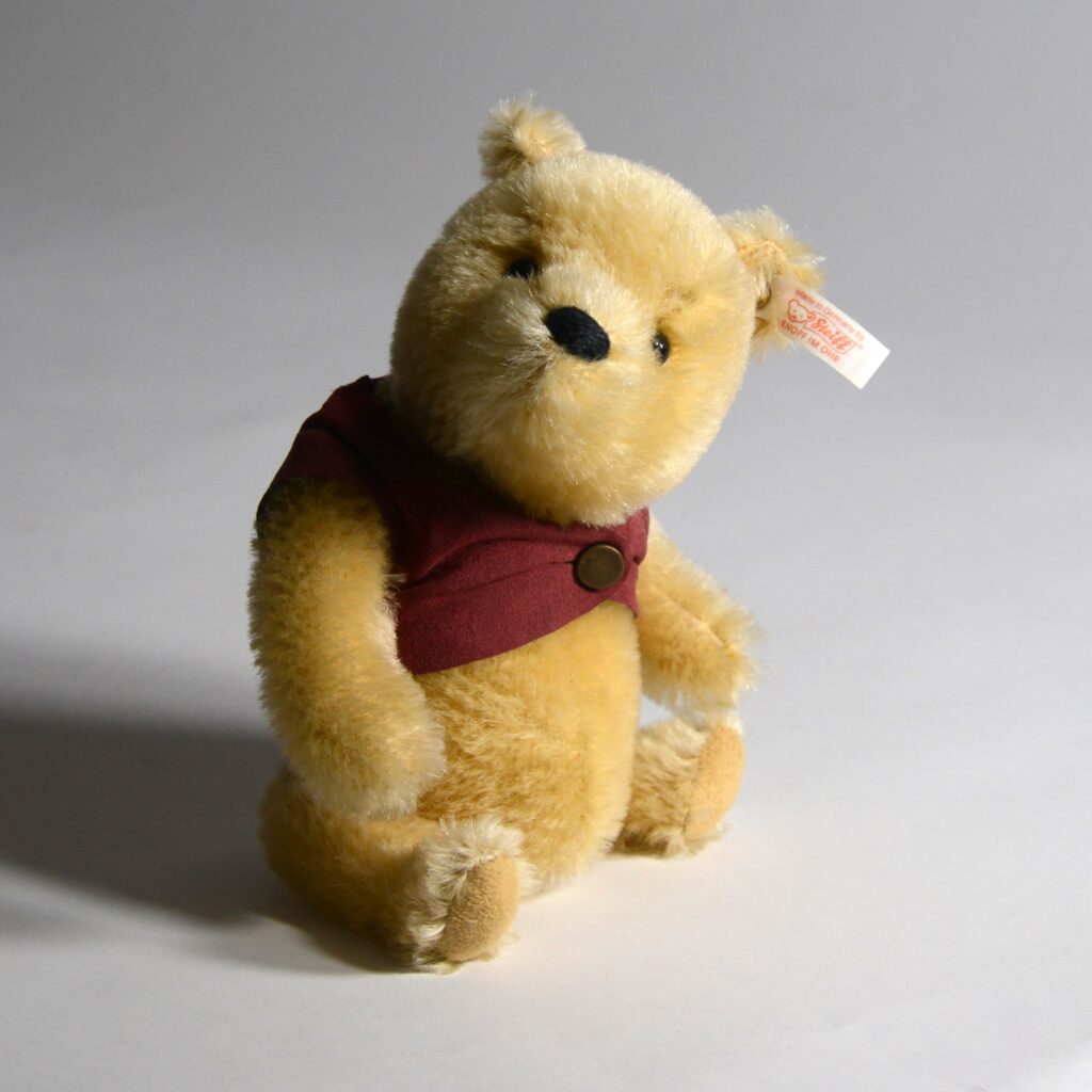 Steiff - EAN 680090 - Winnie the Pooh - 2001 - Limited Edition - Hornseys Gallery - Ripon, North ...